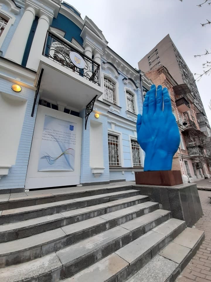 Круассан-игуана, синяя рука и учения: фото дня - Korrespondent.net