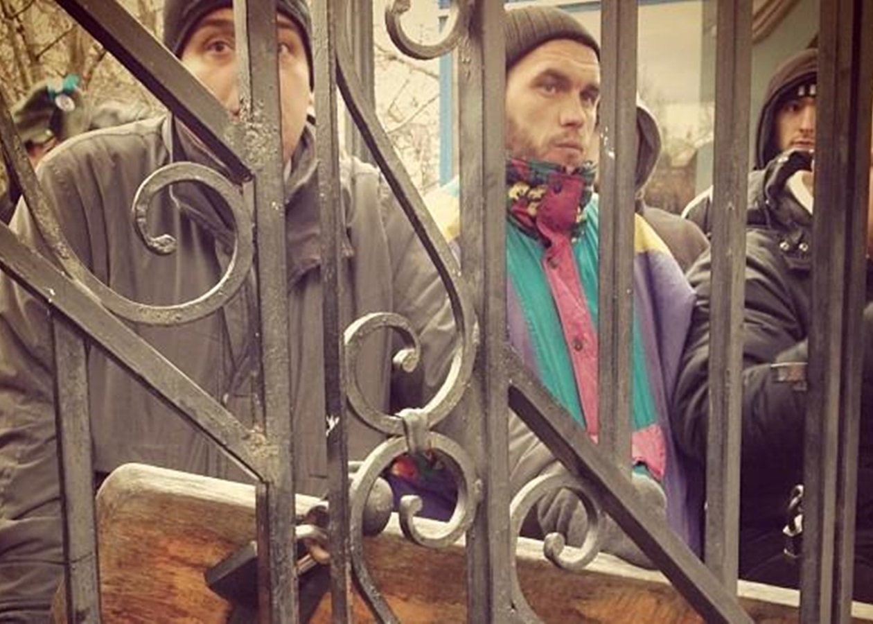 Митингующие с Евромайдана забаррикадировались во дворе Михайловского ...