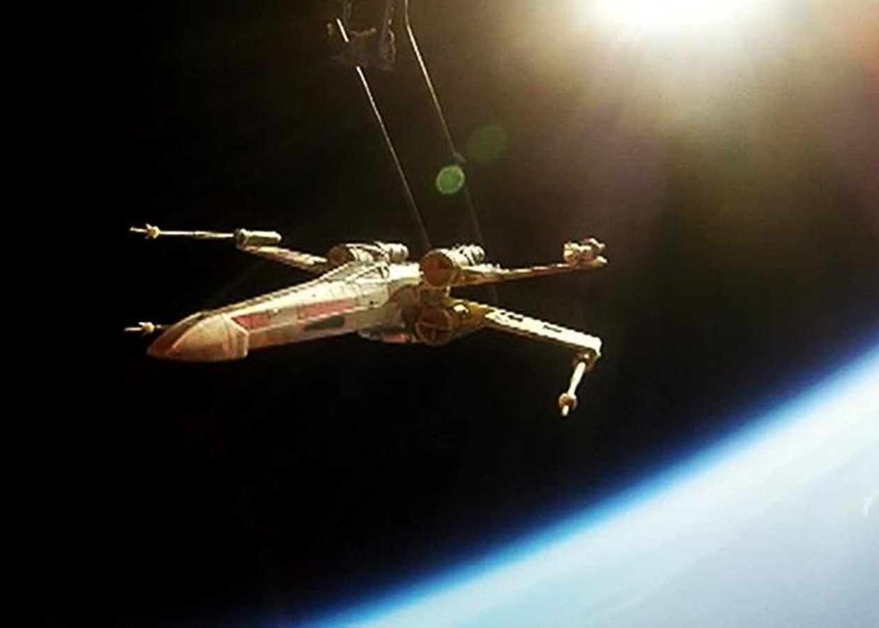 Истребитель X-Wing из "Звездных войн" запущен фанатами в стратосферу ...