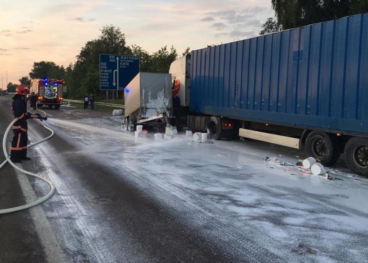 В Ровенской области дорогу залило клеем ПВА - Korrespondent.net