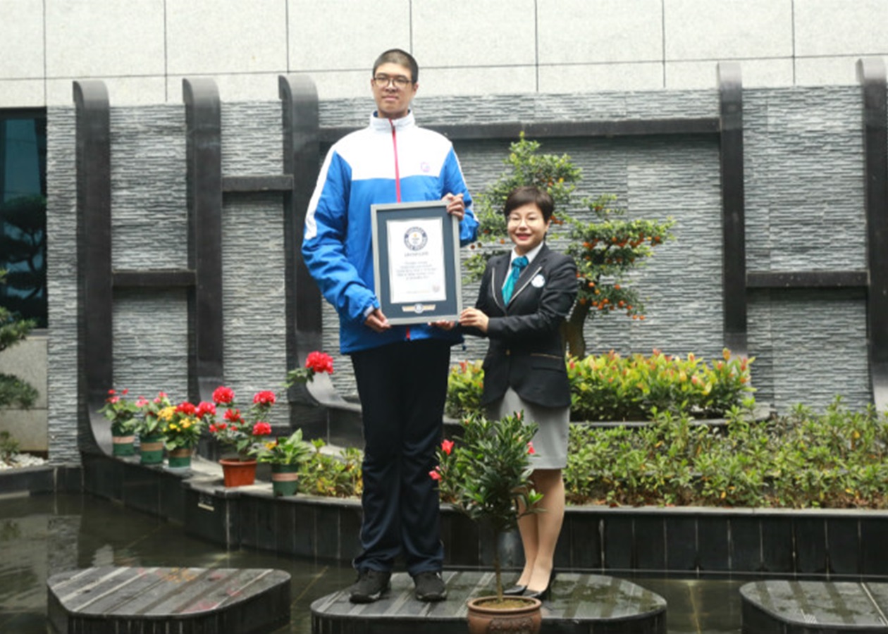 Школьник из Китая признан самым высоким подростком - Korrespondent.net