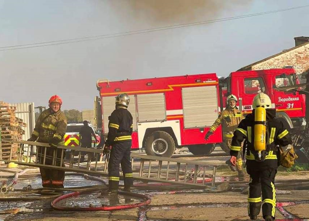 На Київщині горіло підприємство з вирощування грибів