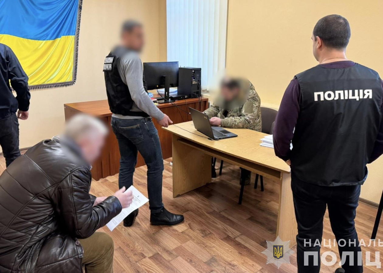 Понад 13 млн незаконних виплат підозру отримали 13 військових посадовців