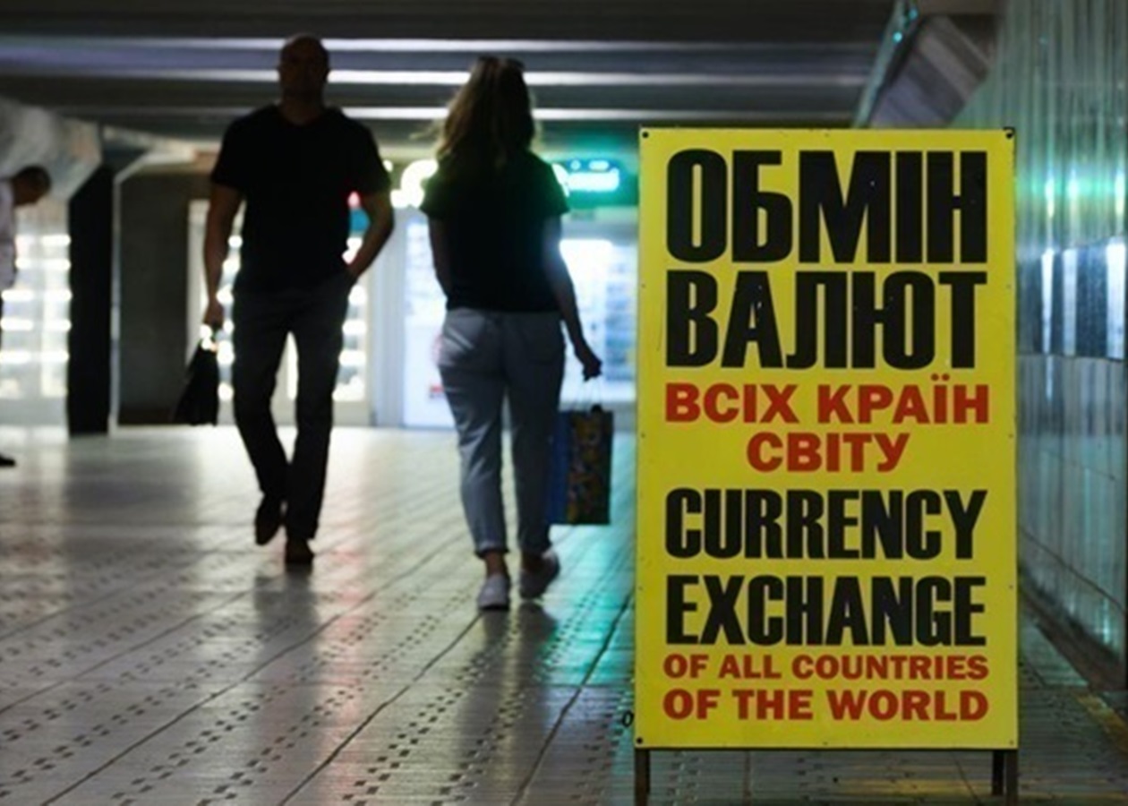 Курс гривні знижується на готівковому ринку - Korrespondent.net